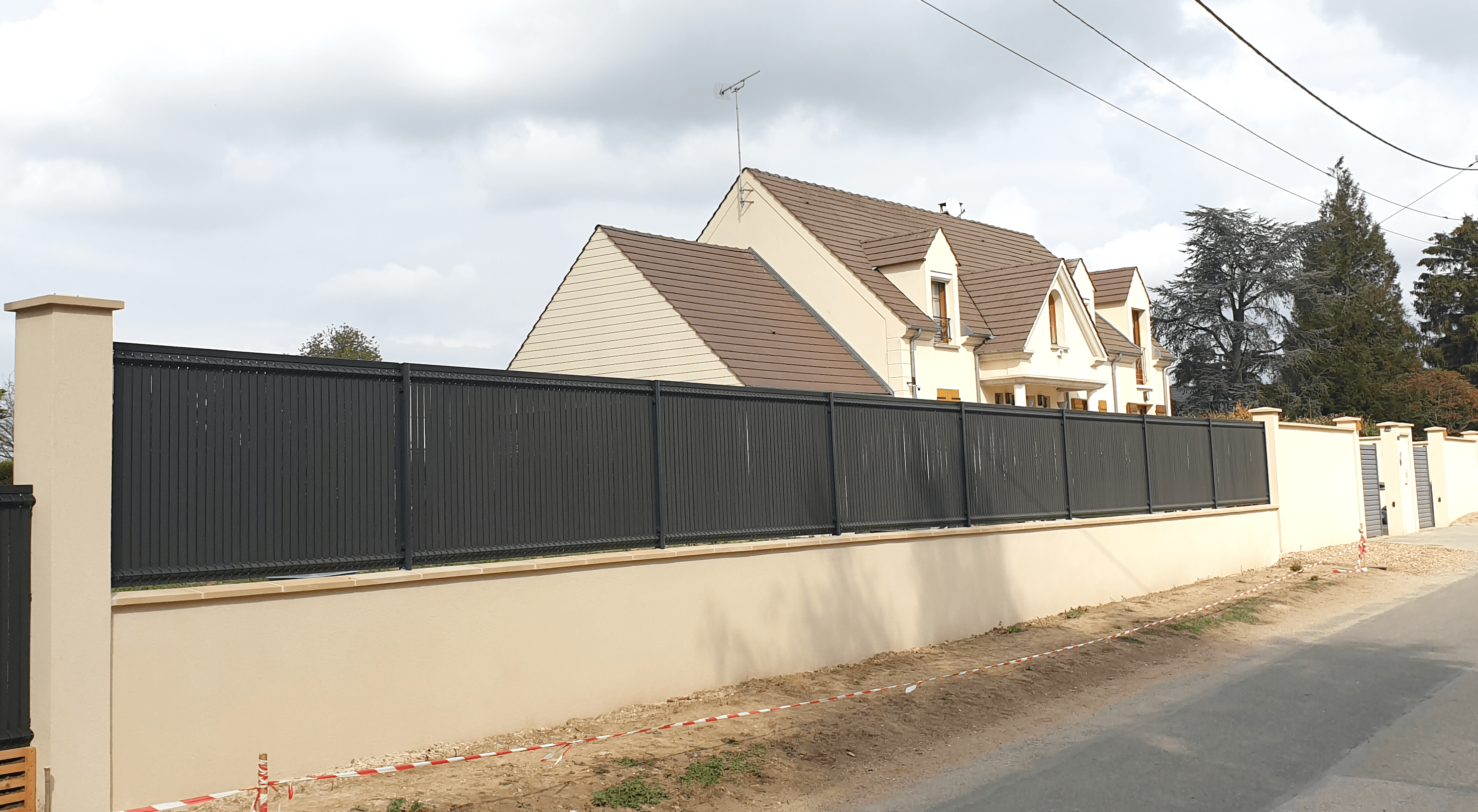 Clôture rigide posée sur un muret dans l'Oise