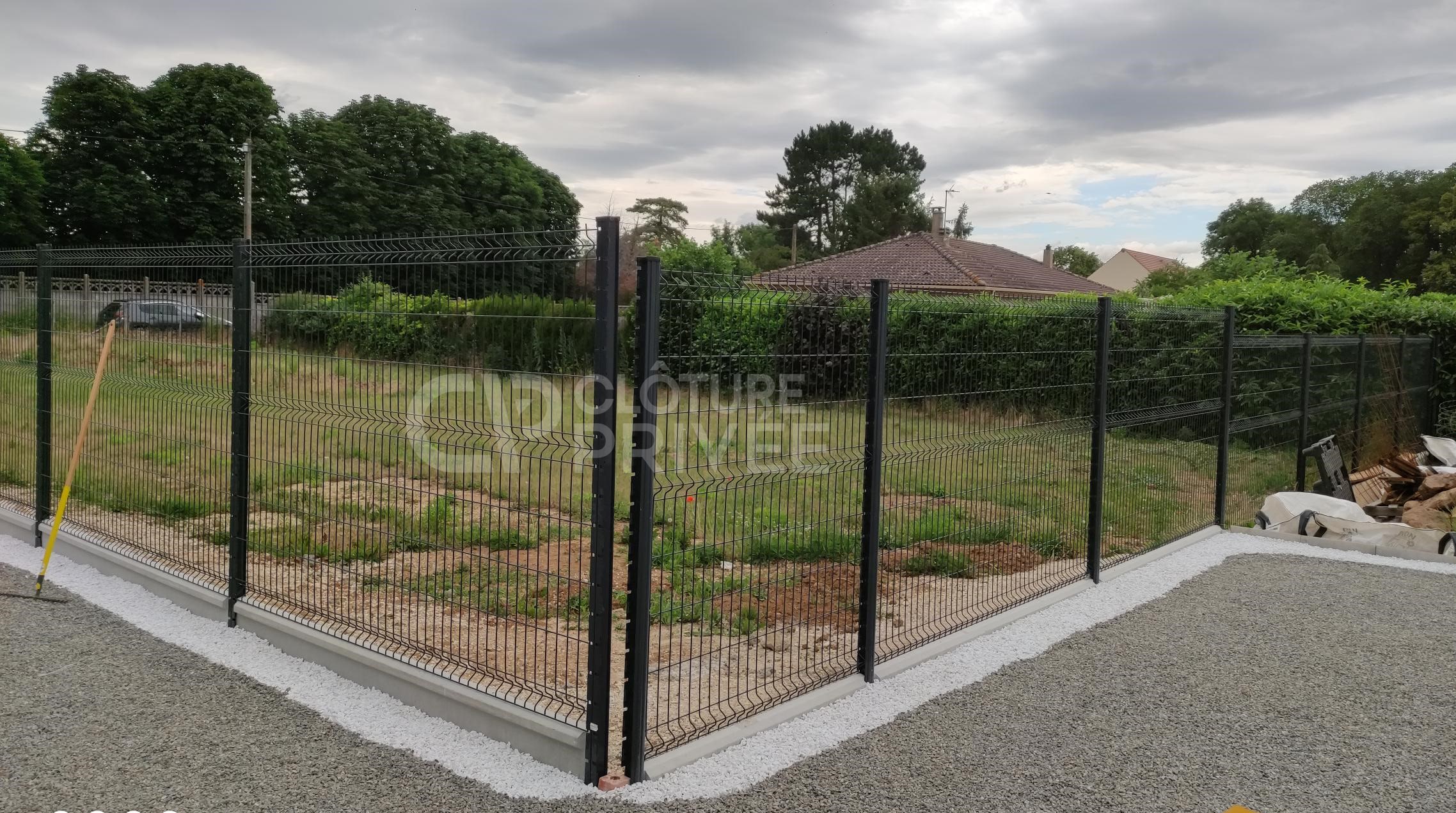 Réalisation d'une clôture rigide par un client de Clôture-Privée