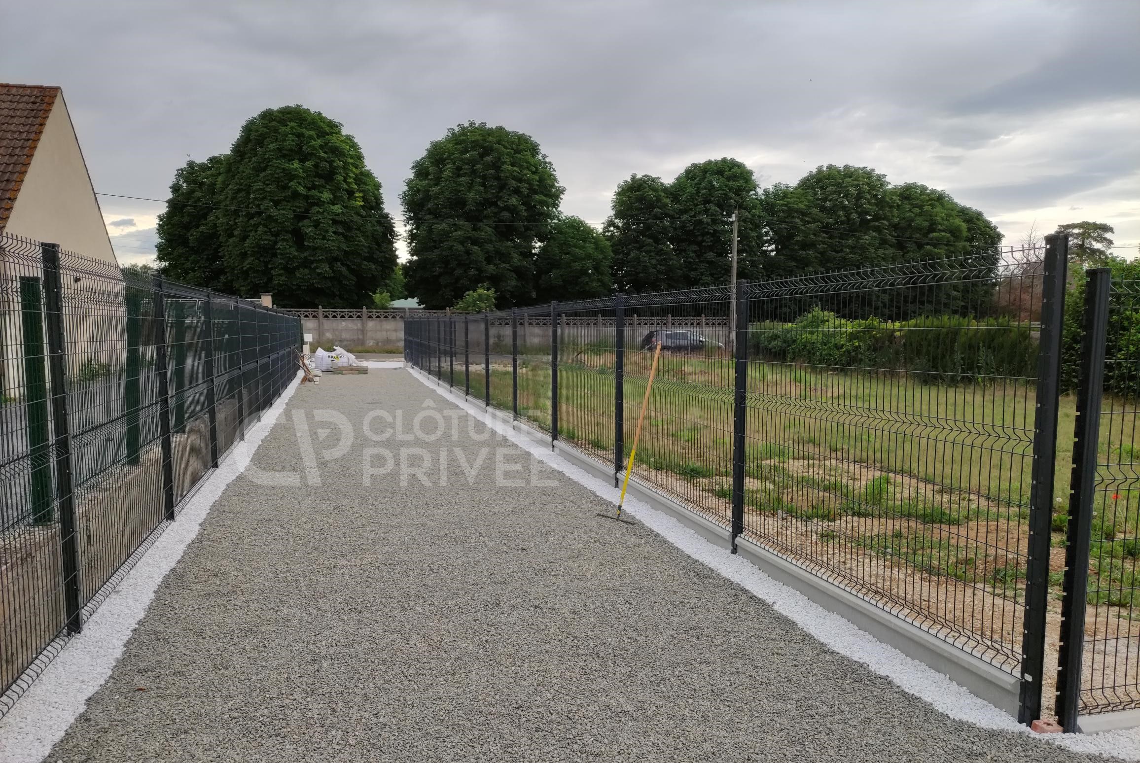 Réalisation d'une clôture rigide par un client de Clôture-Privée