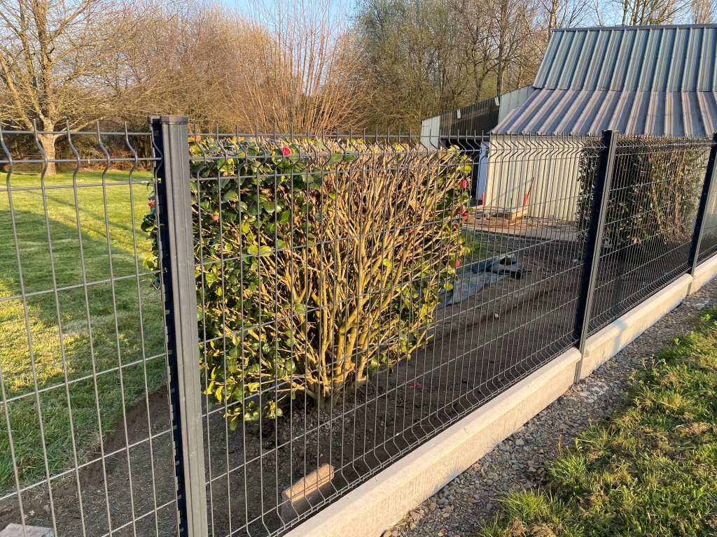 Bien choisir poteau et grillage rigide