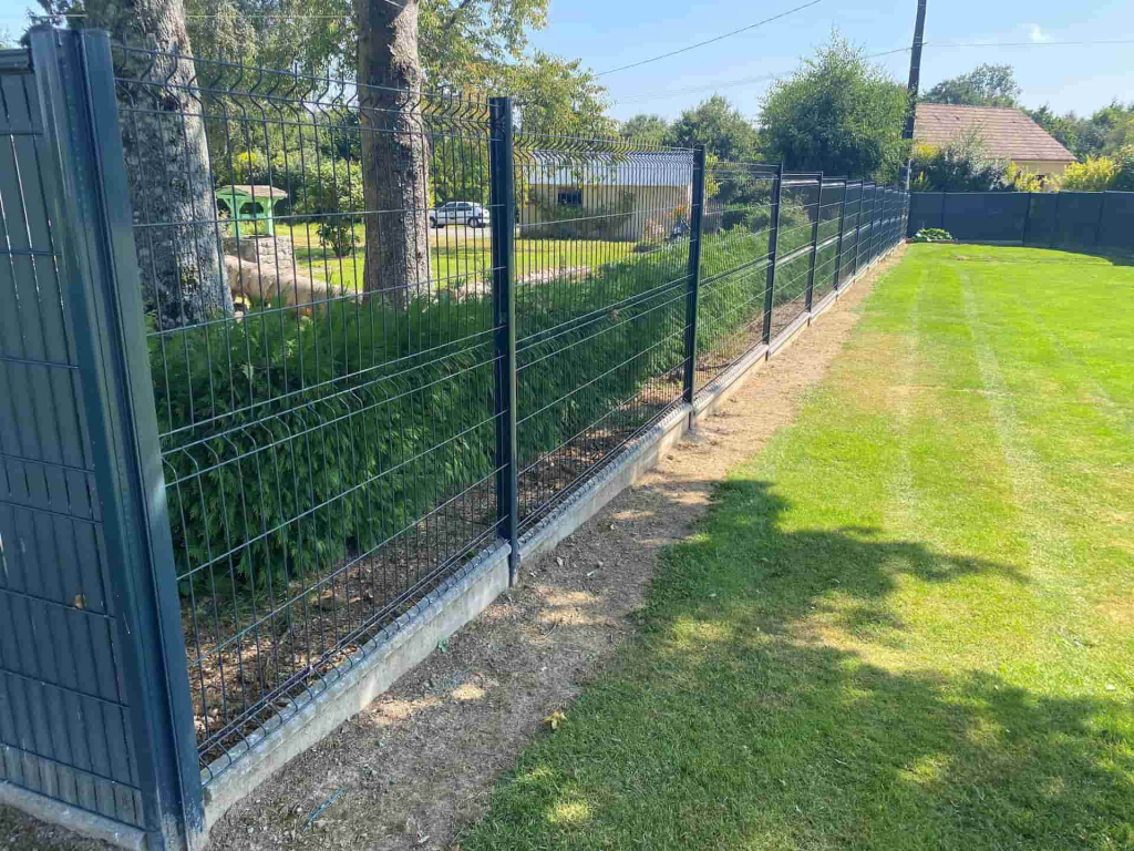 La clôture rigide : solide, pas cher et facile à installer